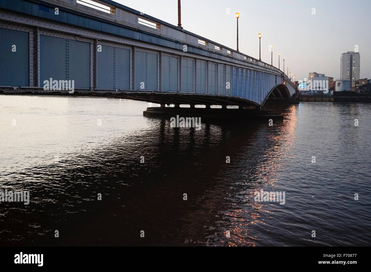 Wandsworth bridge hi-res stock photography and images - Alamy