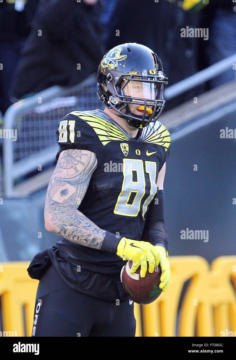 Autzen Stadium, Eugene, OR, USA. 21st Nov, 2015. Oregon Ducks tight end ...