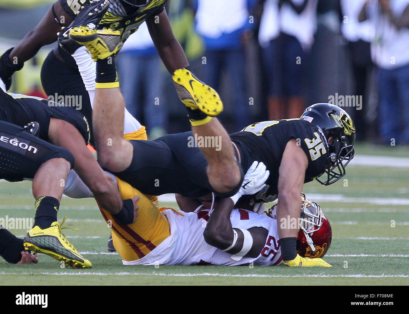 Autzen Stadium, Eugene, OR, USA. 21st Nov, 2015. Oregon Ducks ...