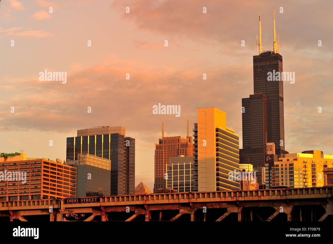 A portion of Chicago's west Loop skyline, dominated by the Willis Tower ...