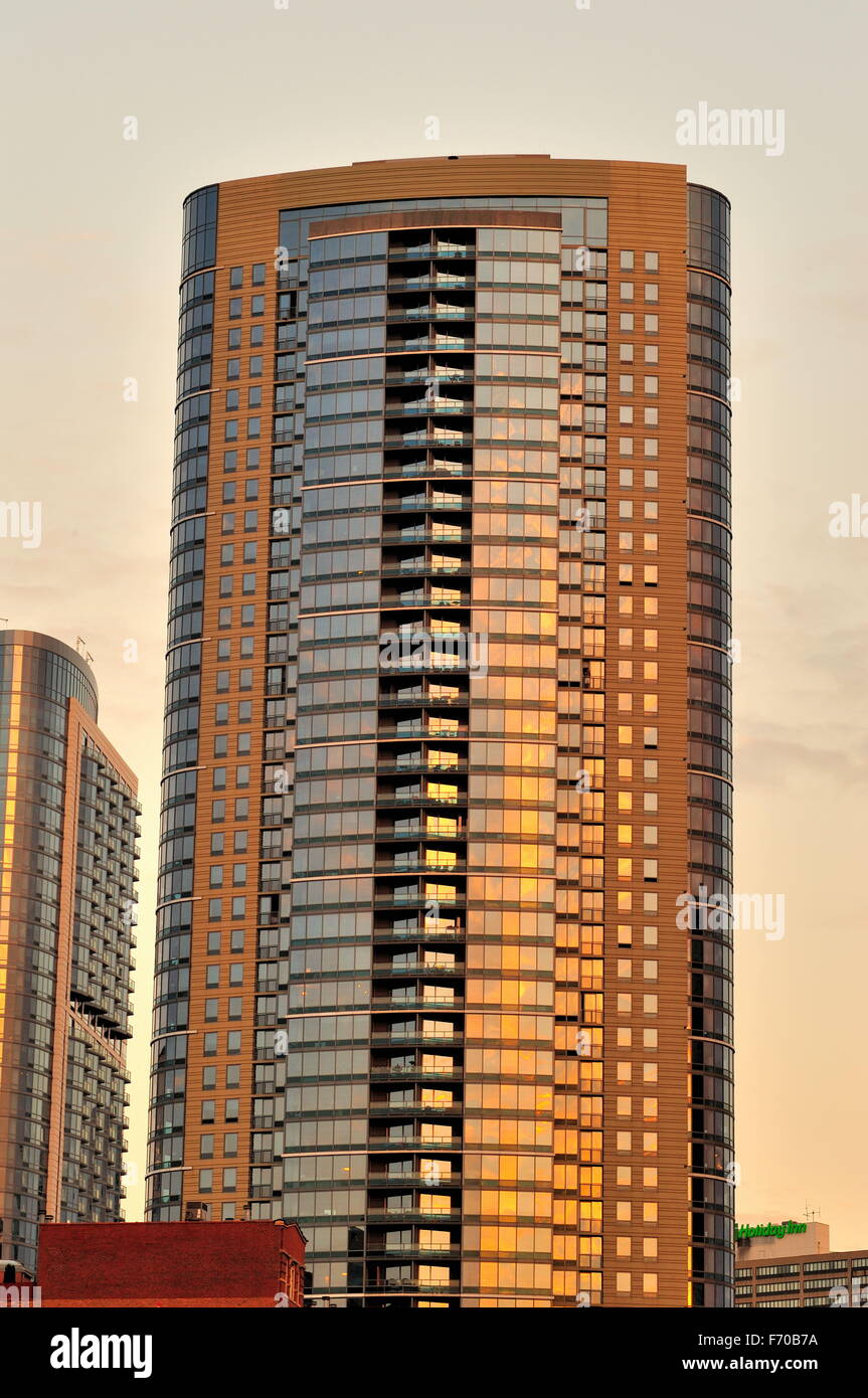 A modern high-rise residential building along the Chicago River ...