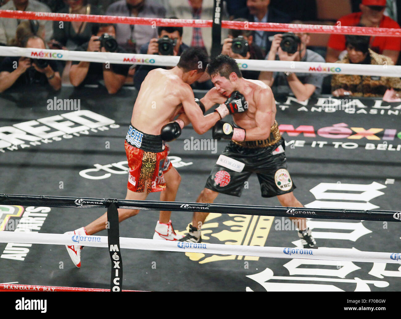 Las Vegas, Nevada, USA. 22nd Nov, 2015. Boxers Francisco Vargas and Takashi Miura fight each ...