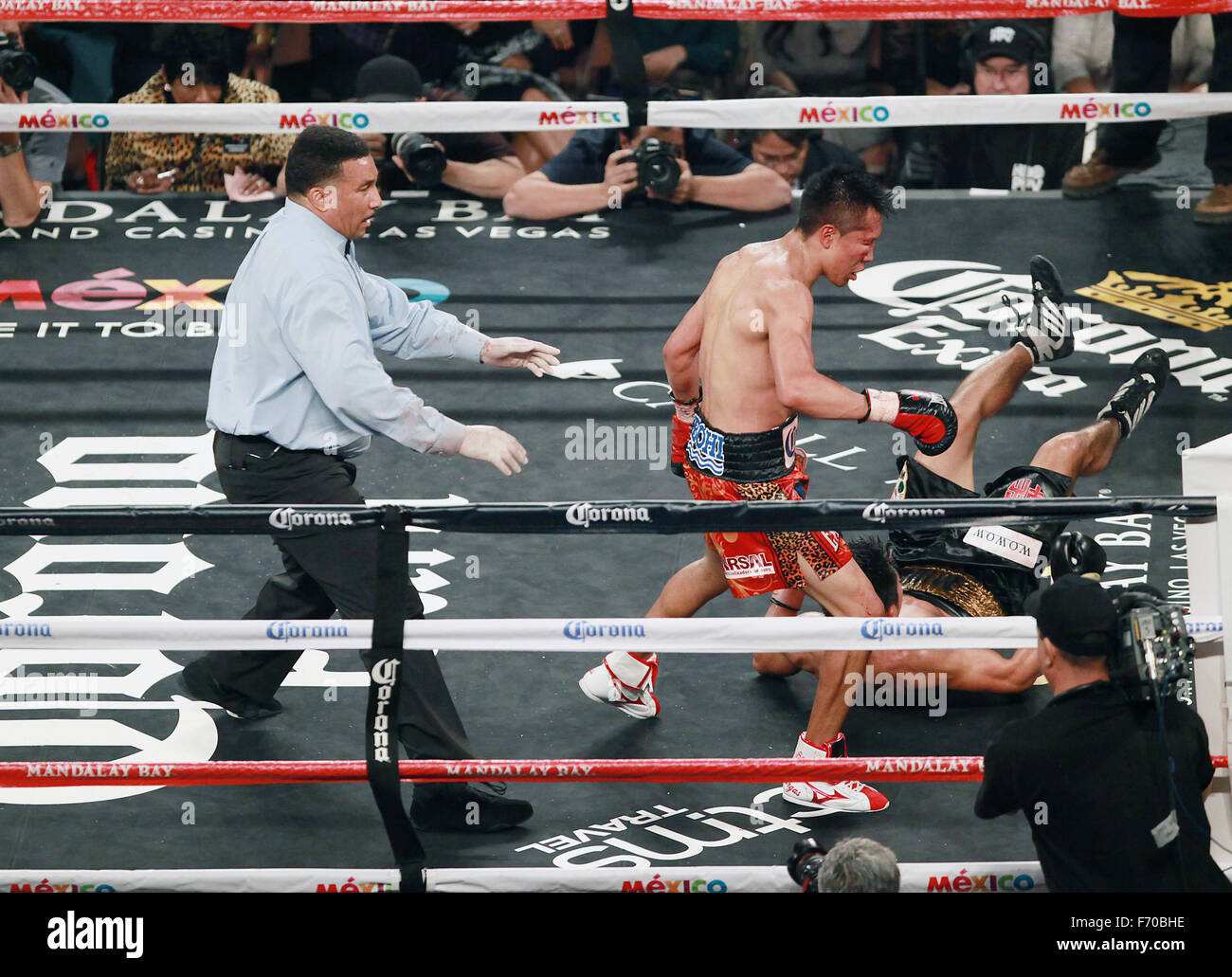 Las Vegas, Nevada, USA. 22nd Nov, 2015. Boxers Francisco Vargas and Takashi Miura fight each ...