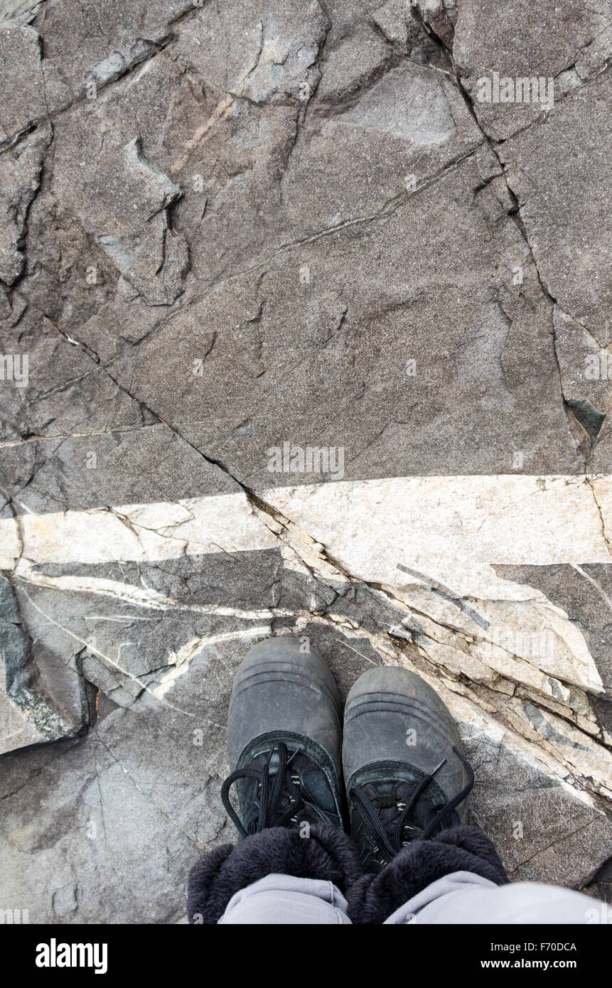 Wide quartz vein in granite cliffs with adult feet for scale, Hunters ...