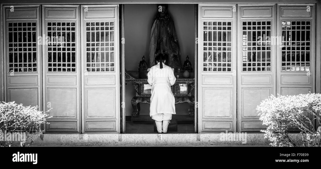 Daoist temple hi-res stock photography and images - Alamy