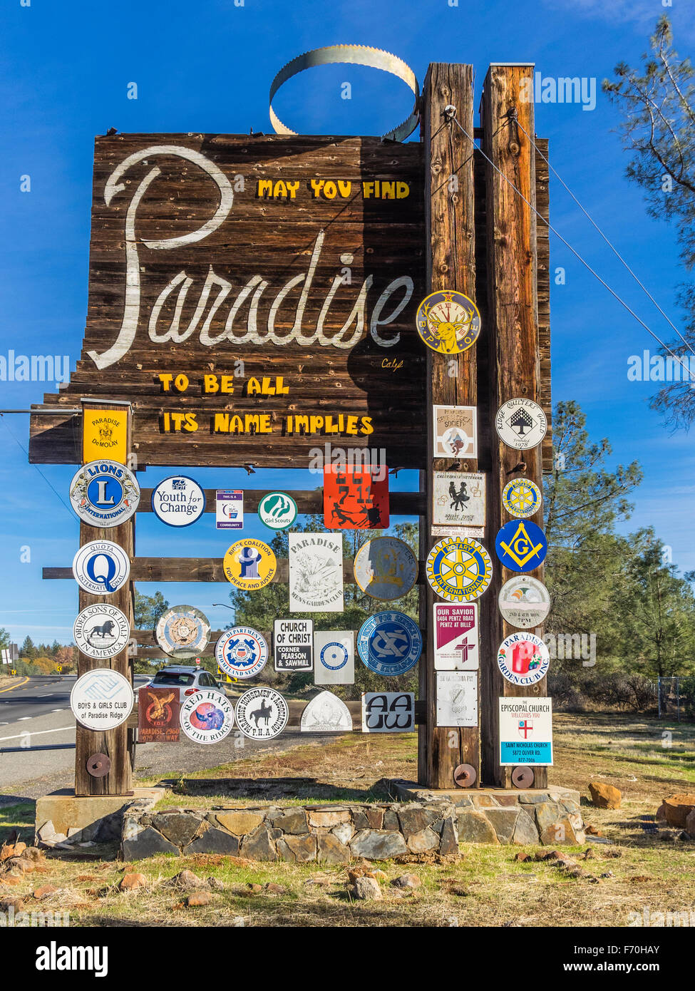 Large wooden welcoming sign at the entrance to Paradise, California ...