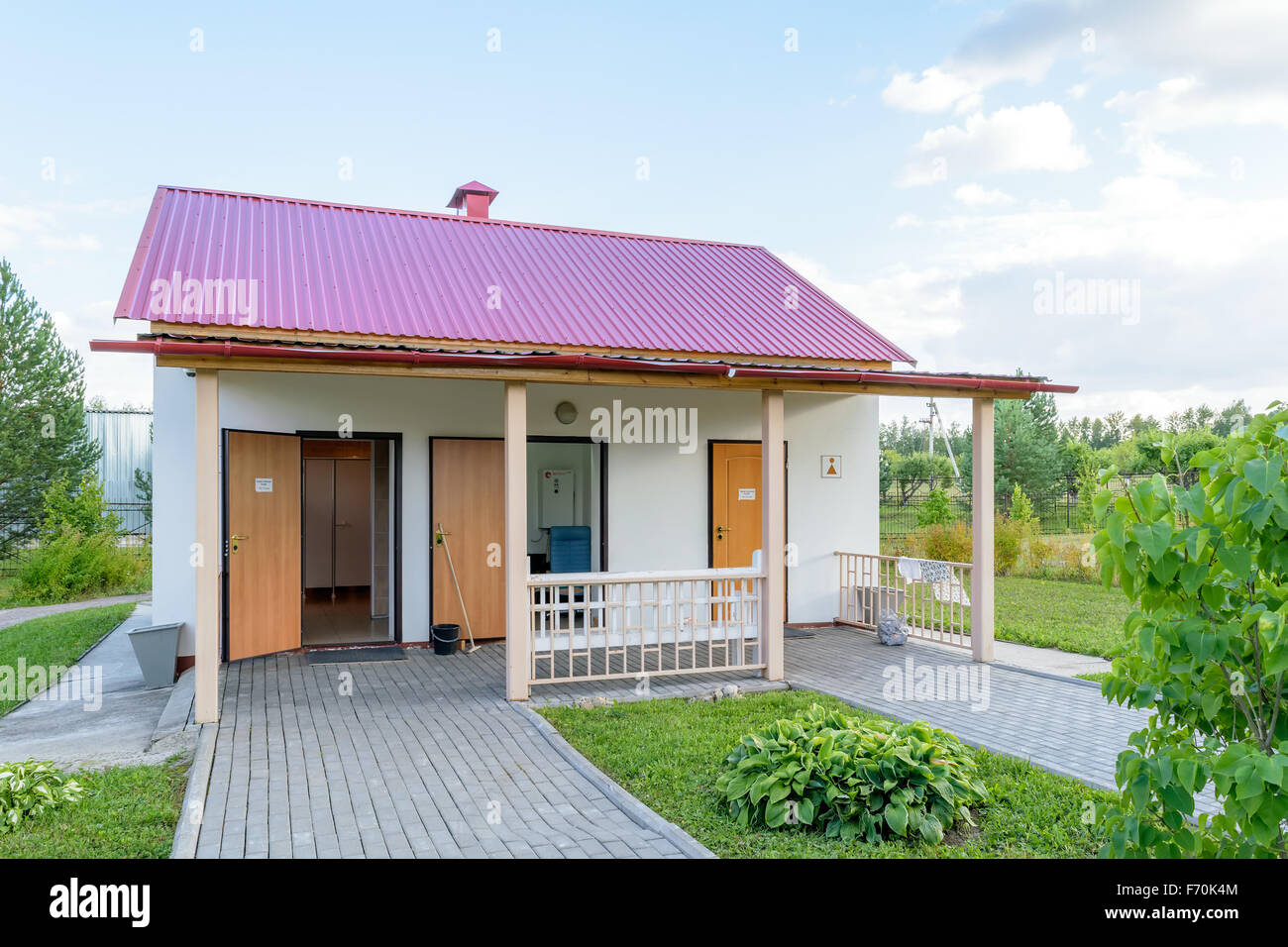 Women in front public hi-res stock photography and images - Alamy