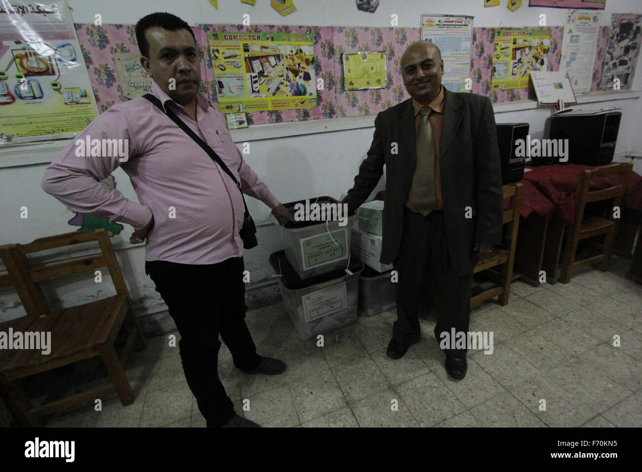 Cairo, Egypt. 22nd Nov, 2015. Egyptian officials inspect boxes ...