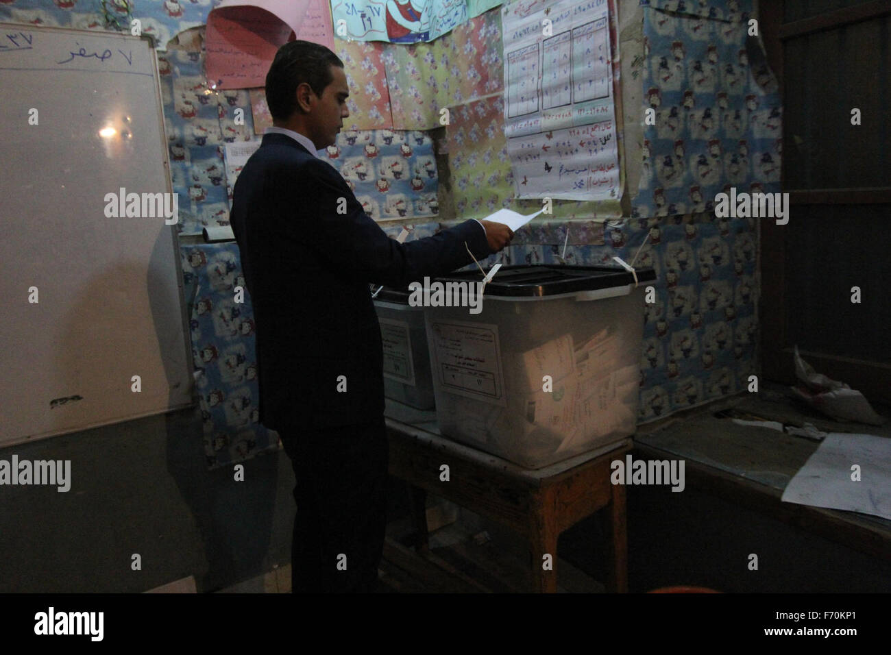 Cairo, Egypt. 22nd Nov, 2015. Egyptian officials inspect boxes ...
