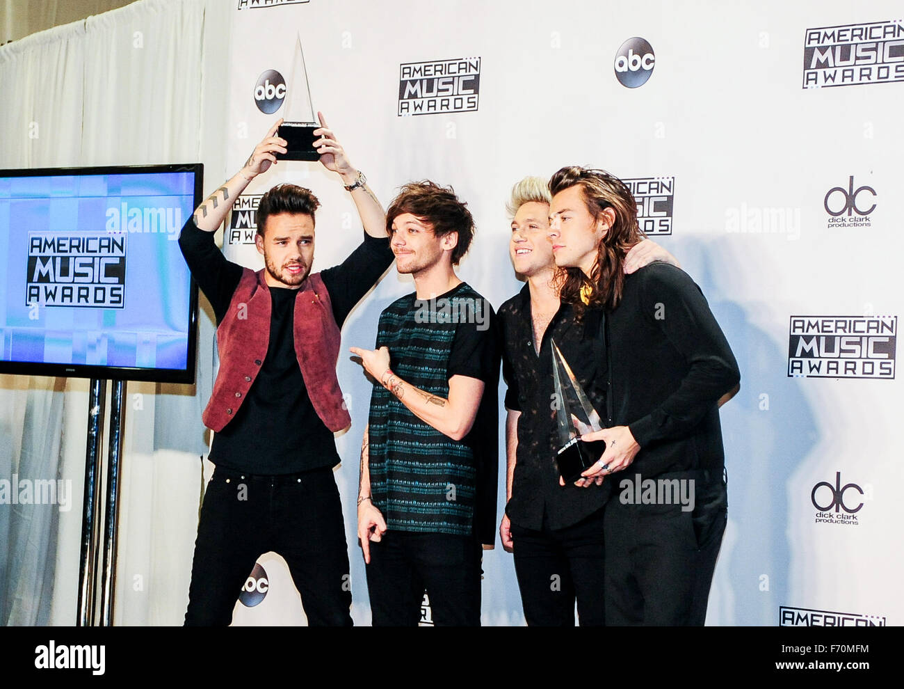 Los Angeles, USA. 22nd Nov, 2015. One Direction pose with their award ...