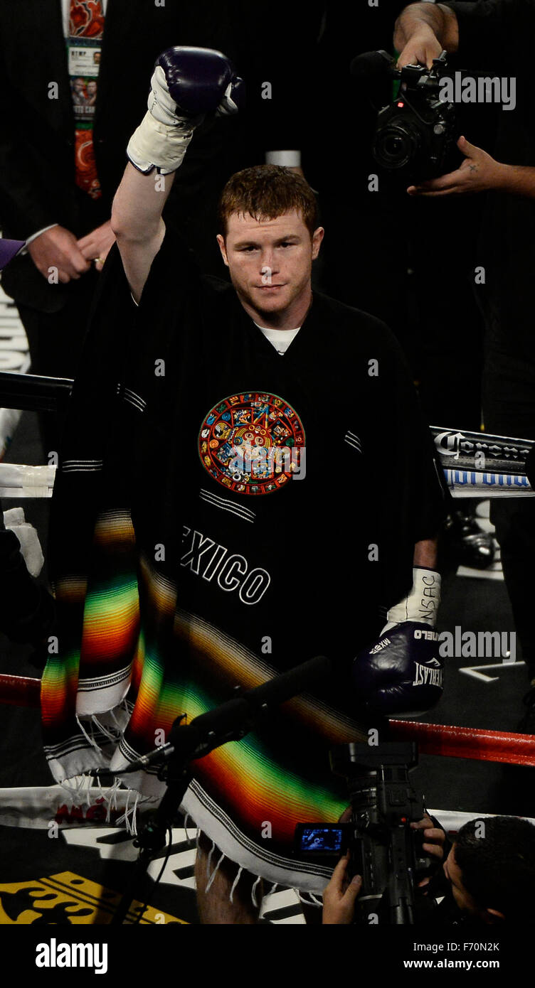 Usa. 21st Nov, 2015. (in Blue/Gray) Mexico's Canelo Alvarez goes 12 ...