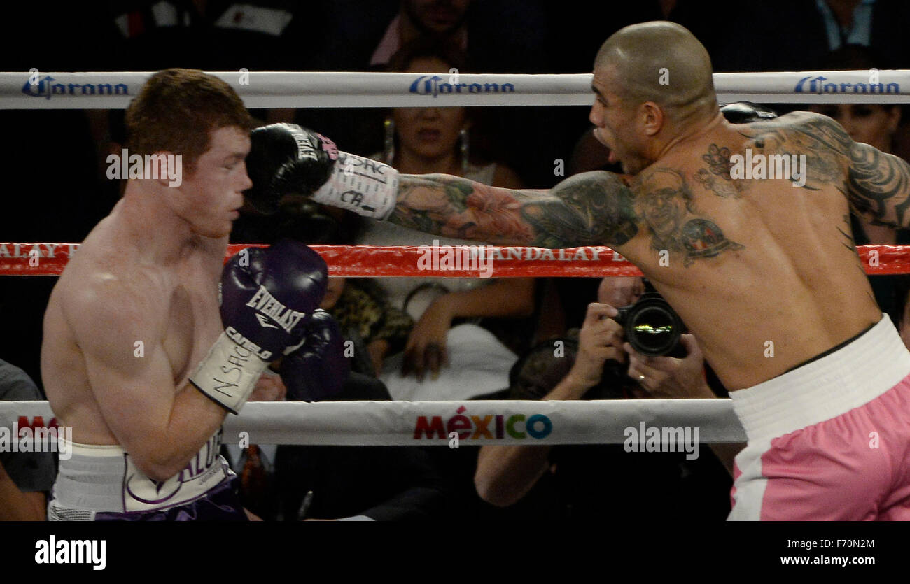Usa. 21st Nov, 2015. (in Blue/Gray) Mexico's Canelo Alvarez goes 12 ...