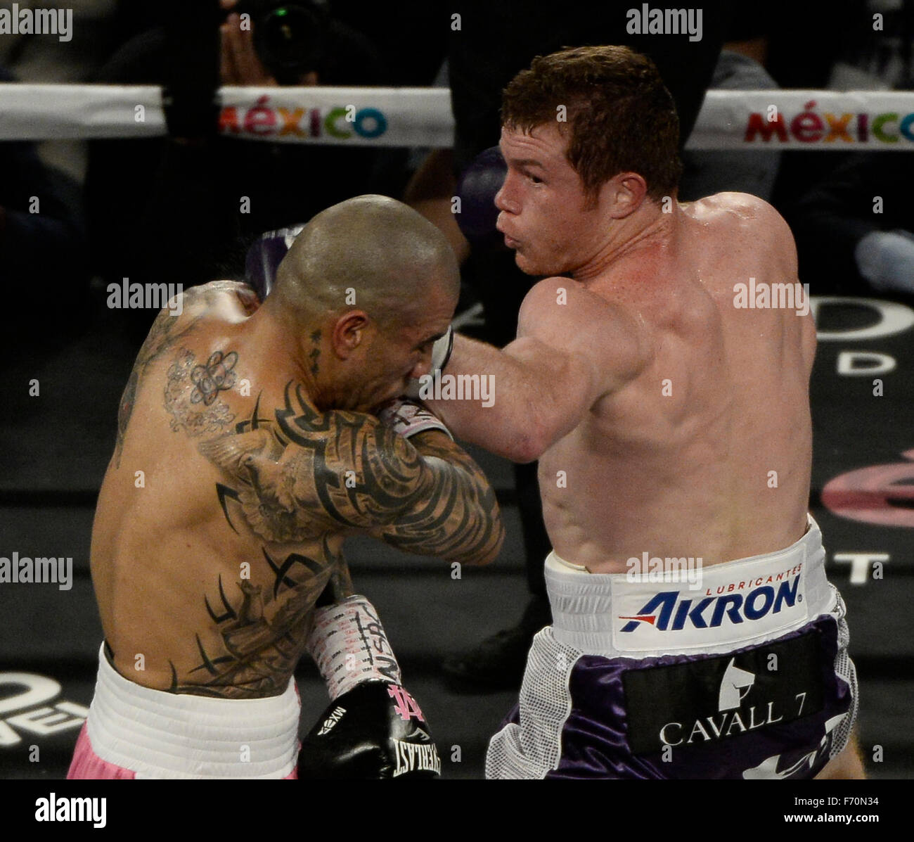 Usa. 21st Nov, 2015. (in Blue/Gray) Mexico's Canelo Alvarez goes 12 ...