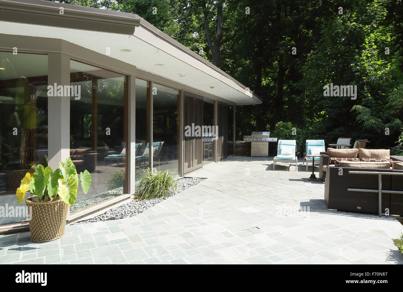 Low slung roof hi-res stock photography and images - Alamy