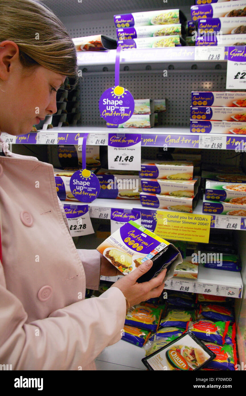 Checking food labels hi-res stock photography and images - Alamy