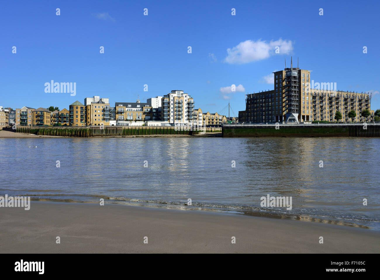 Isle of dogs beach london hi-res stock photography and images - Alamy