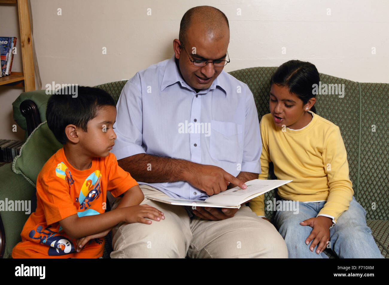 Father reading to his children Stock Photo - Alamy