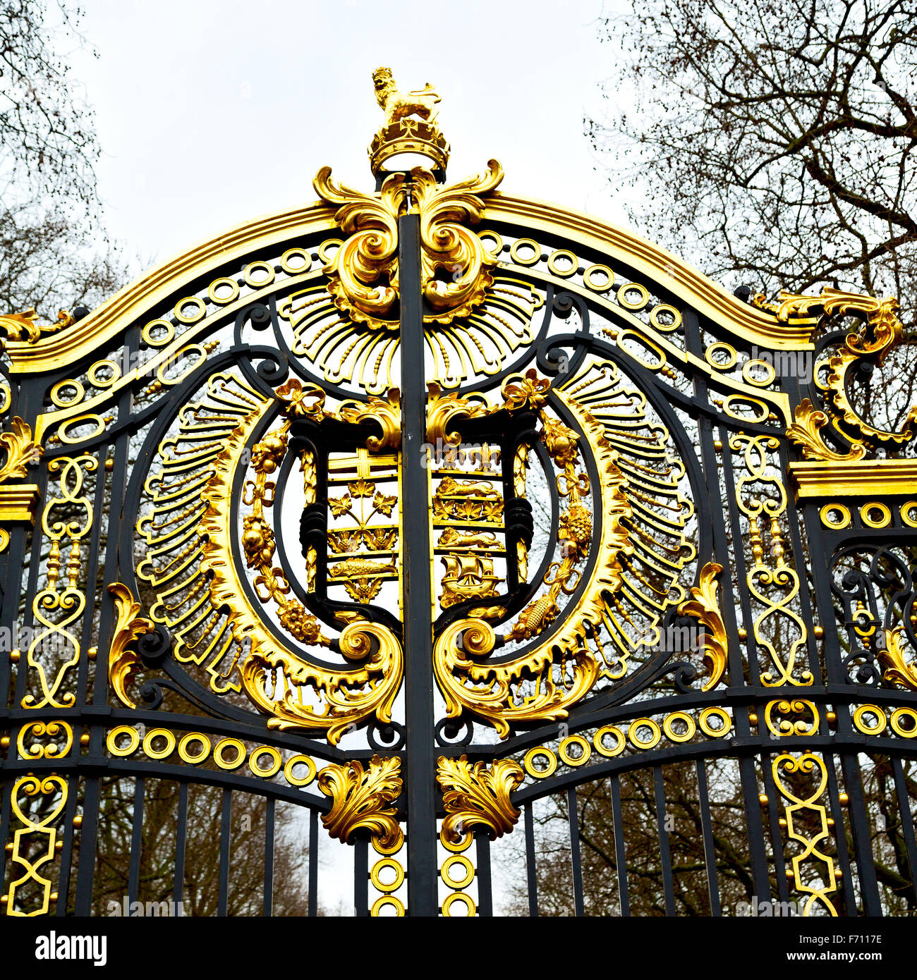 in london england the old metal gate royal palace Stock Photo - Alamy