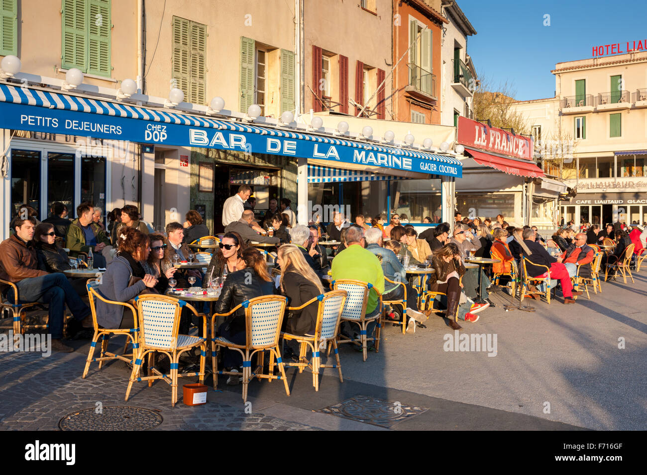 Crowded bar hi-res stock photography and images - Alamy