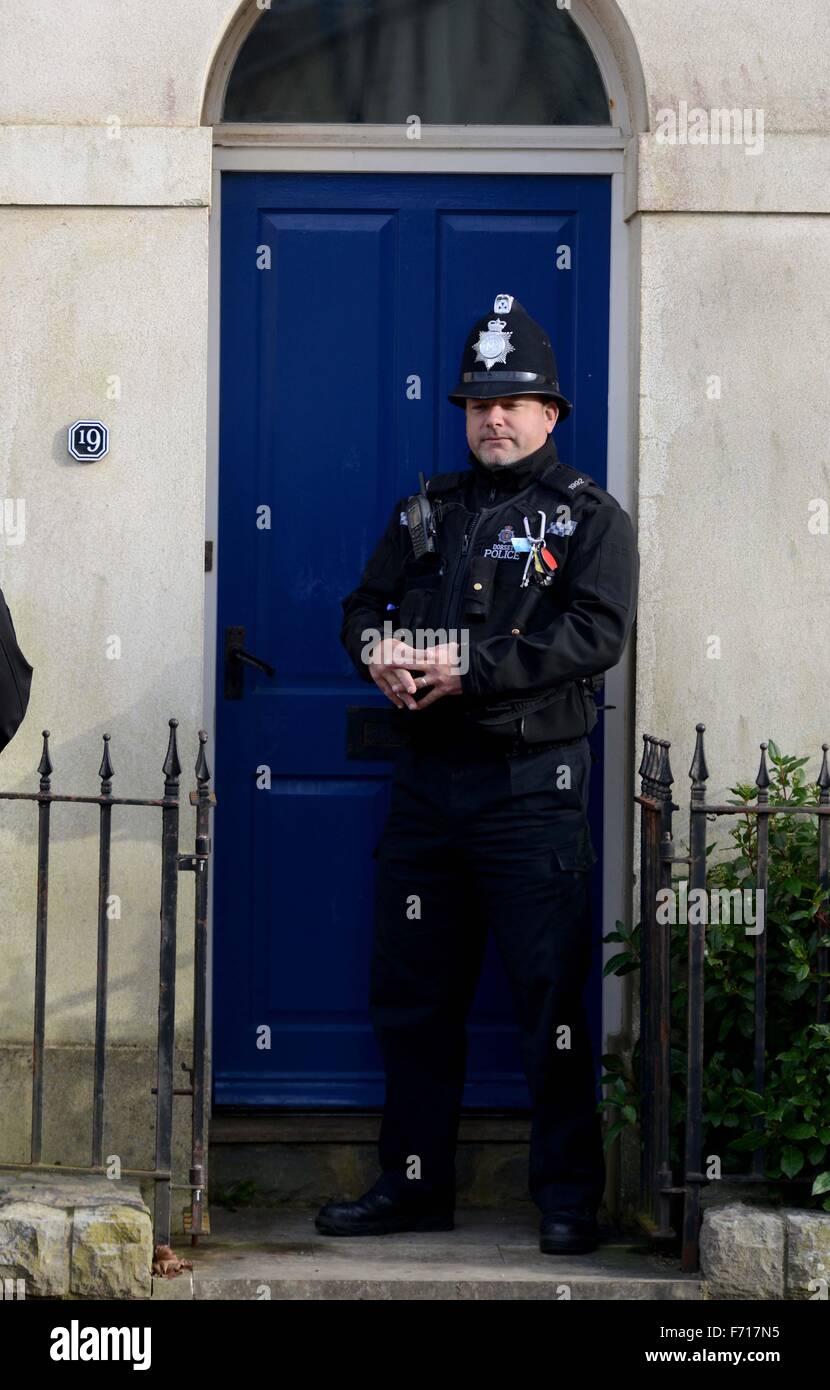 Front door police policeman hi-res stock photography and images - Alamy