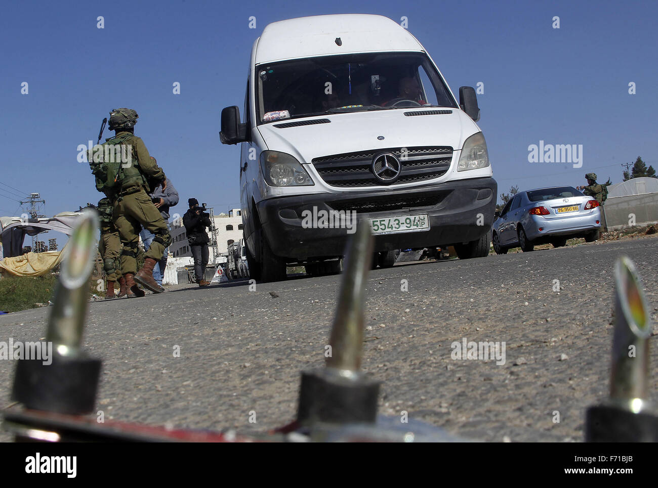 Hebron, West Bank, Palestinian Territory. 23rd Nov, 2015. An Israeli ...
