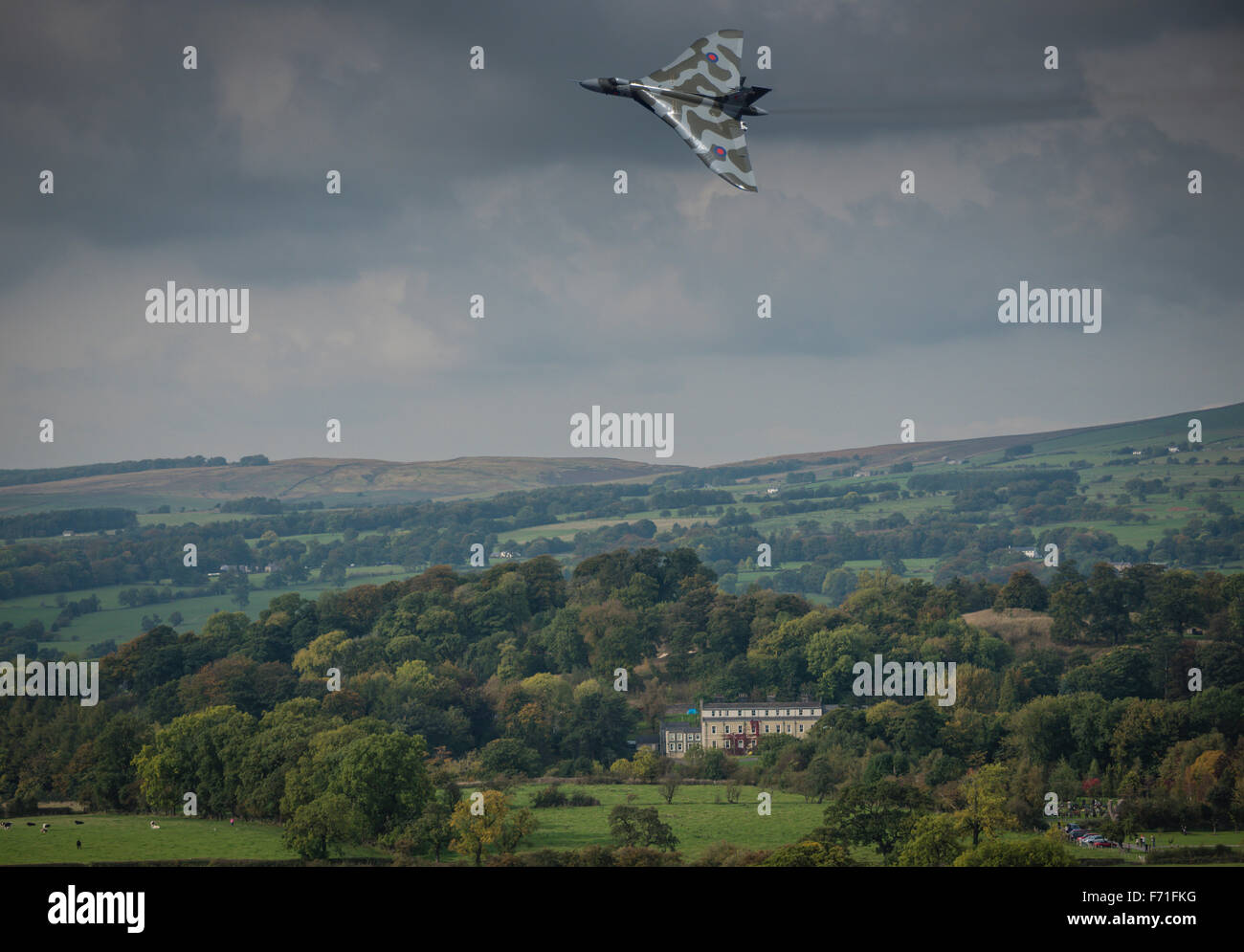 Raf vulcan flying hi-res stock photography and images - Alamy