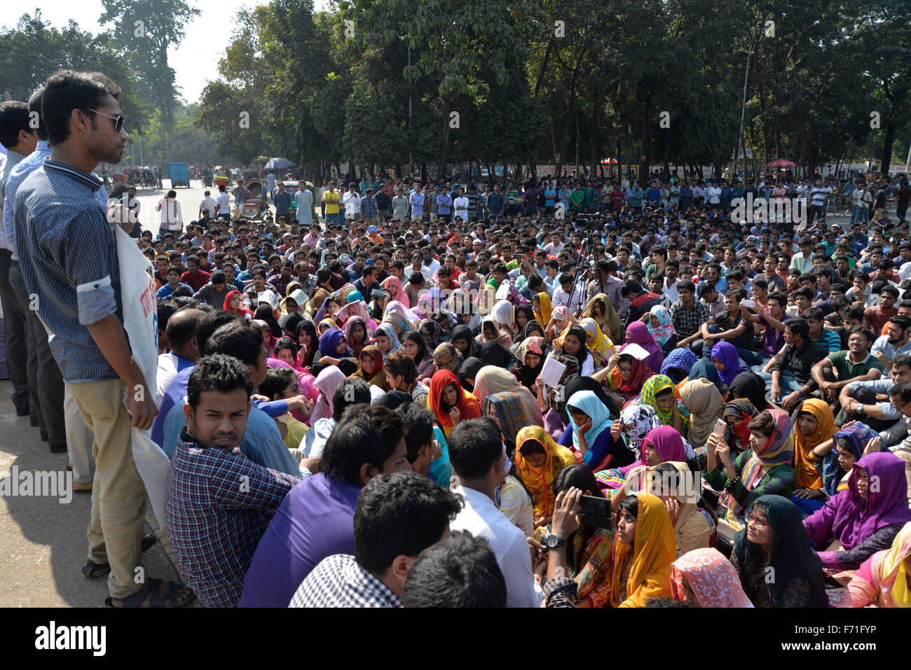Dhaka, Bangladesh. 23rd Nov, 2015. Bangladesh satro League activists ...