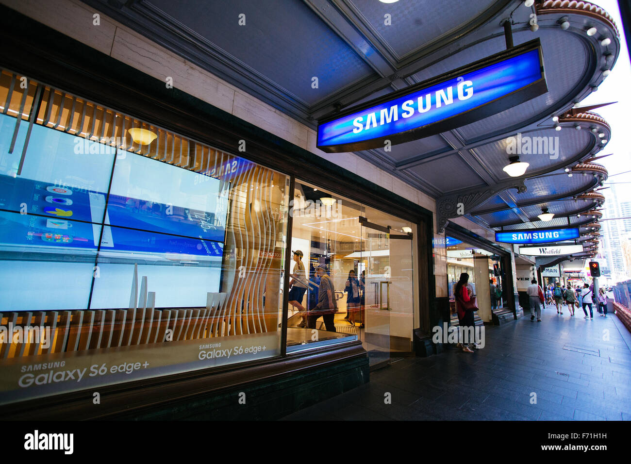 samsung retail store Stock Photo - Alamy