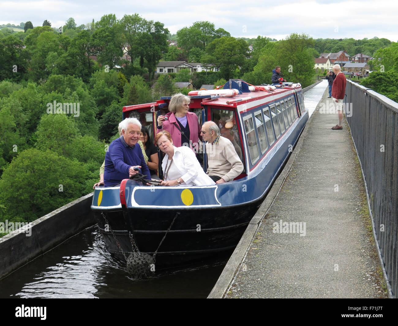 Canal boat crossing the LLangollen Canal & Pontcysyllte Aquaduct, Wales ...