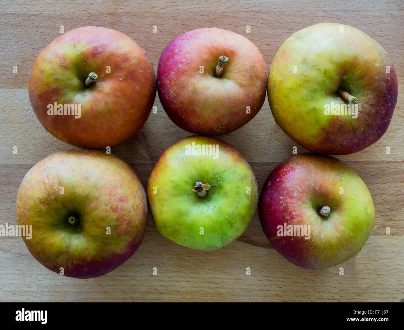 6 fresh apples in 2 rows Stock Photo - Alamy