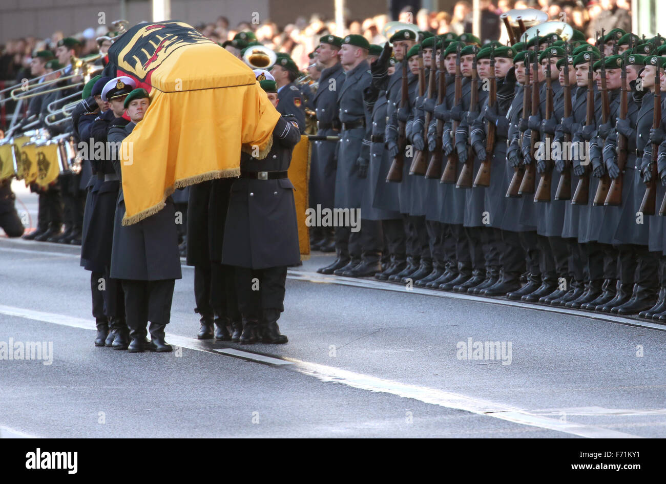 Flag draped coffin hi-res stock photography and images - Alamy