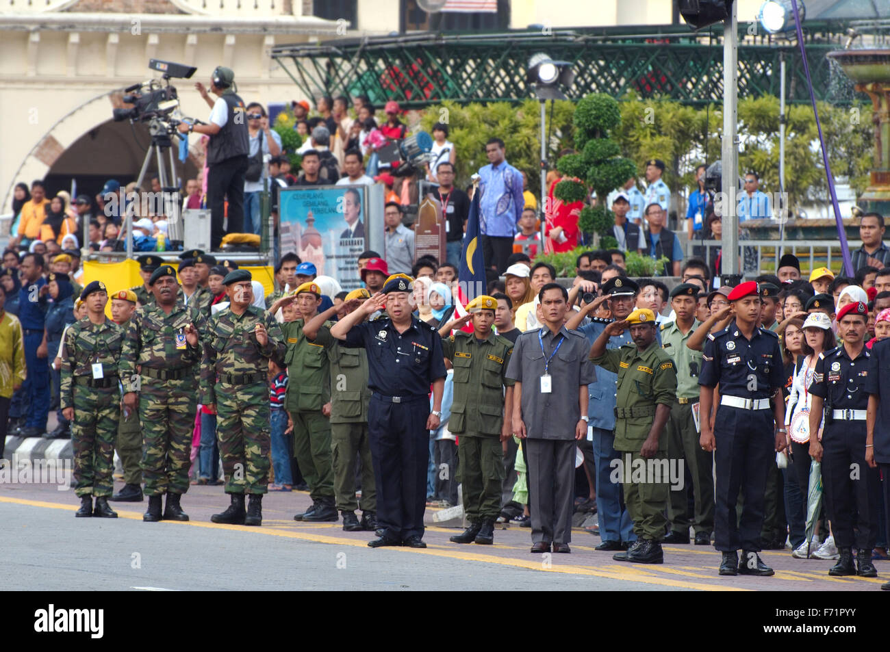 Officers of Malaysian army review the troops 16 September - Hari ...