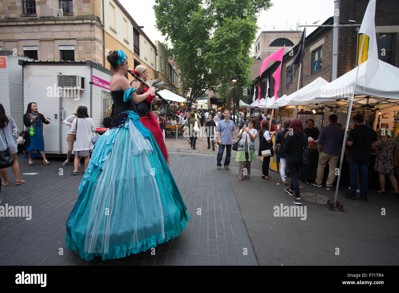 female performer sydney street festival Stock Photo - Alamy