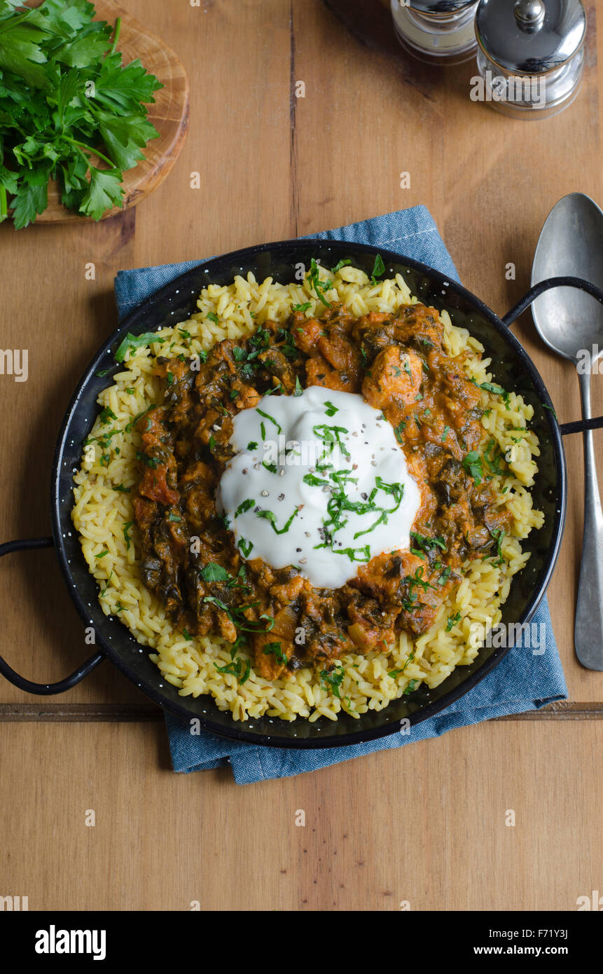 Indian curry chicken saag masala hi-res stock photography and images ...