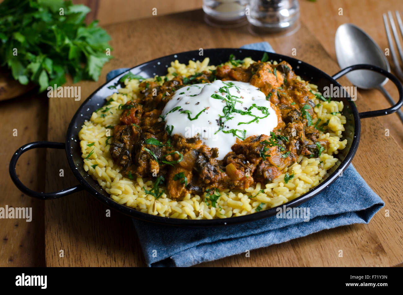 Indian chicken saag masala Stock Photo - Alamy