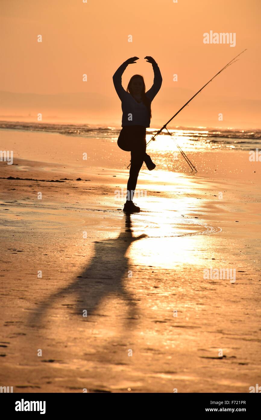 sunset beach dance pose silhouette shadow Stock Photo - Alamy