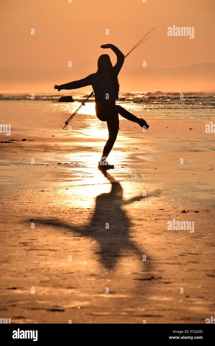 Dancer silhouette sunset hi-res stock photography and images - Alamy