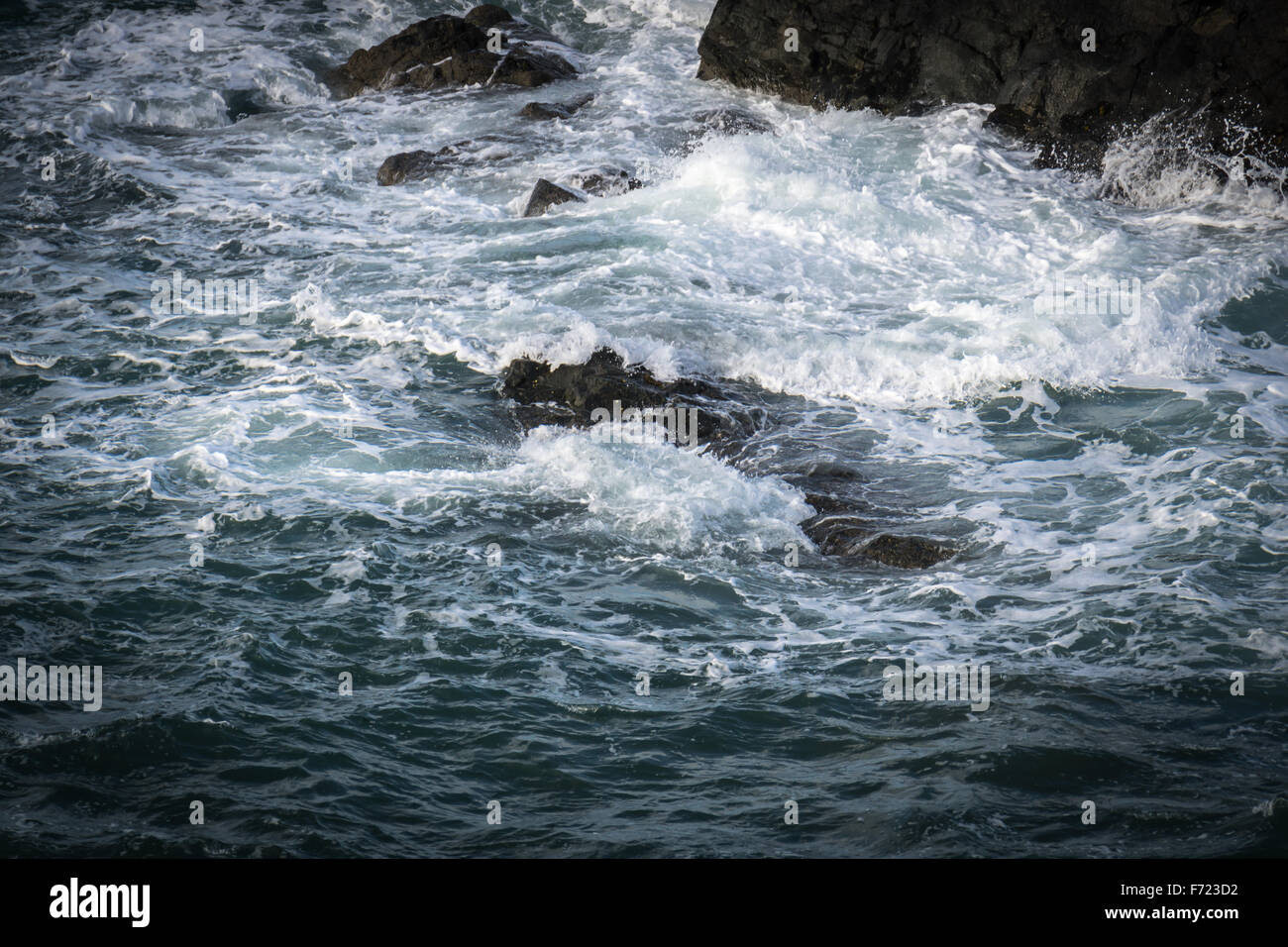 Ocean waves hitting rocks hi-res stock photography and images - Alamy