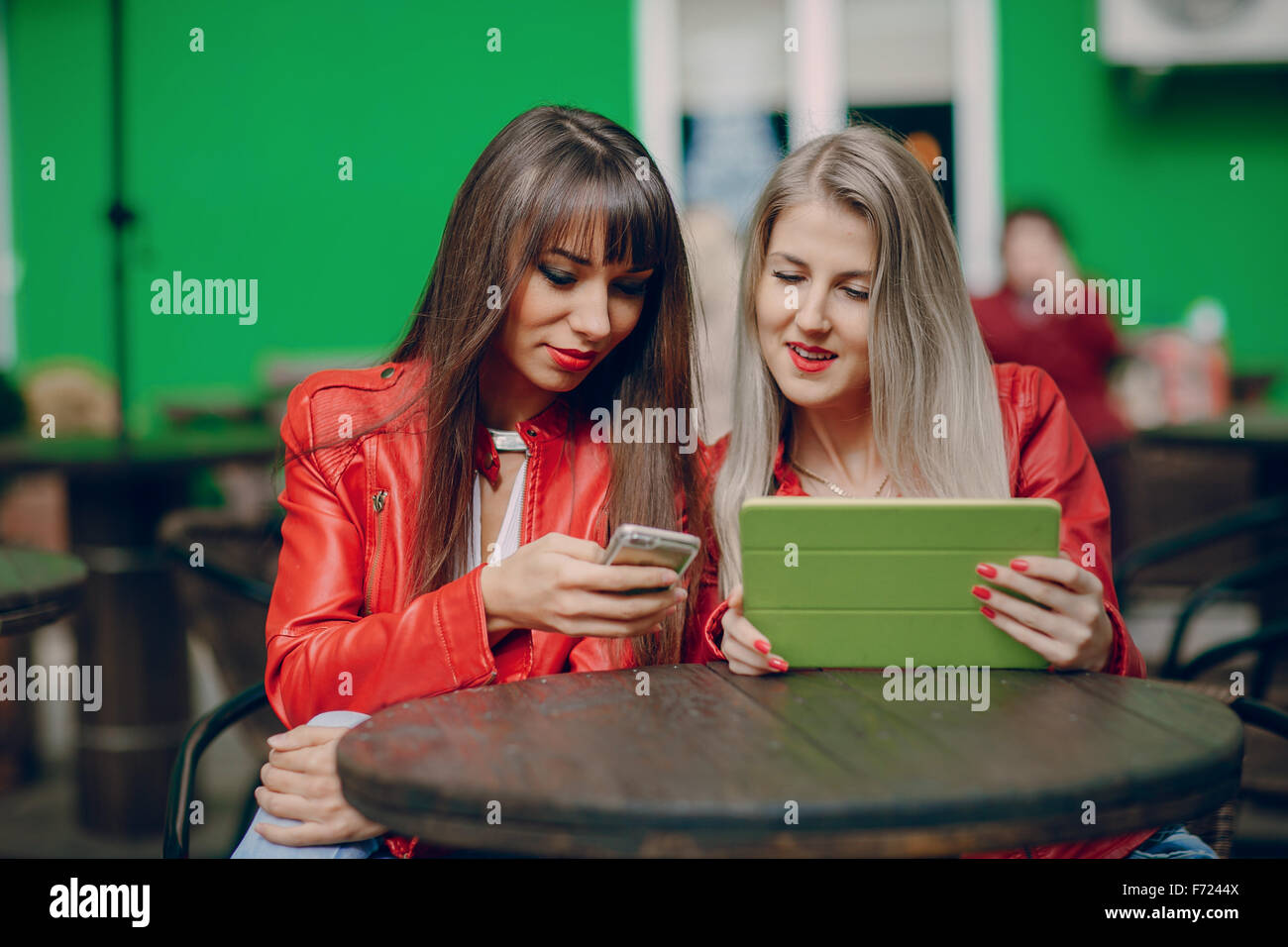 girls with phone Stock Photo - Alamy