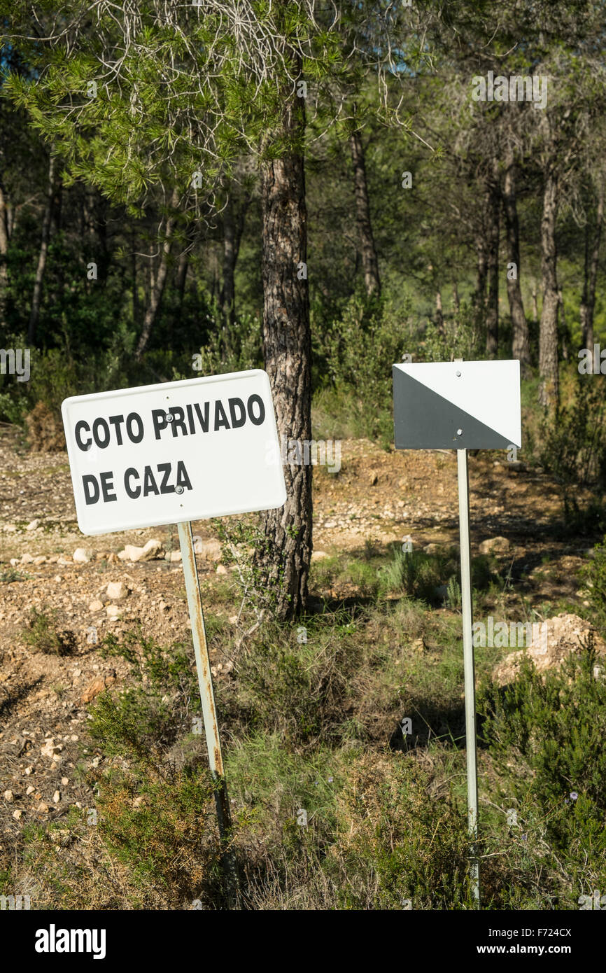 Spanish language sign saying "private hunting grounds Stock Photo - Alamy