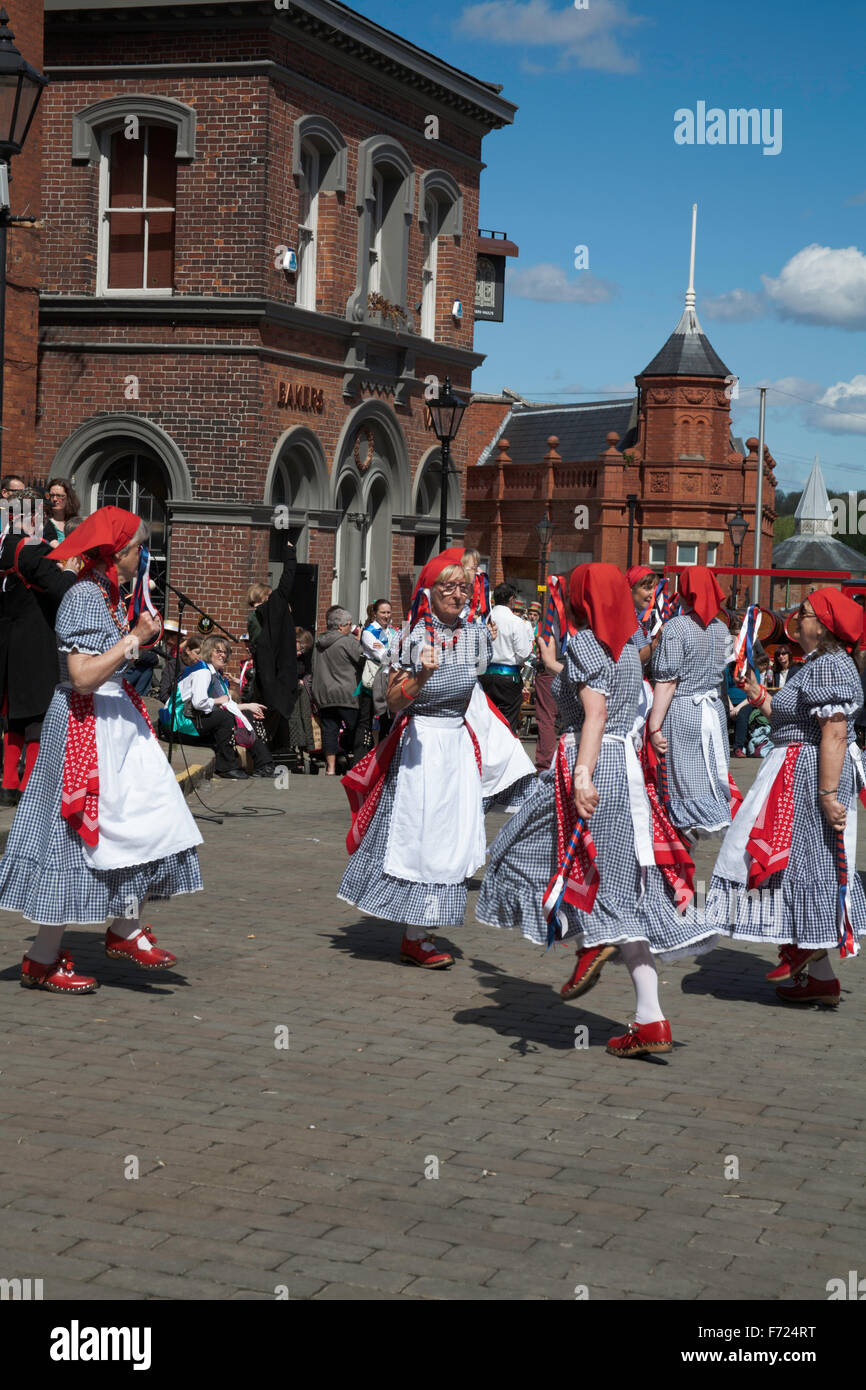The Poynton Jemmers Women's Morris Dancing Group Stockport Folk ...