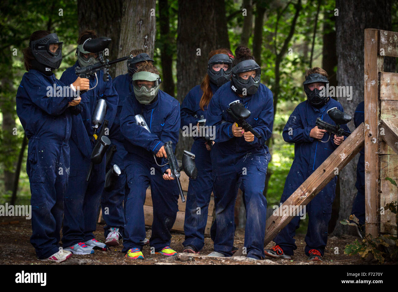 A team of teenagers ready to play a paintballing party. Équipe d ...