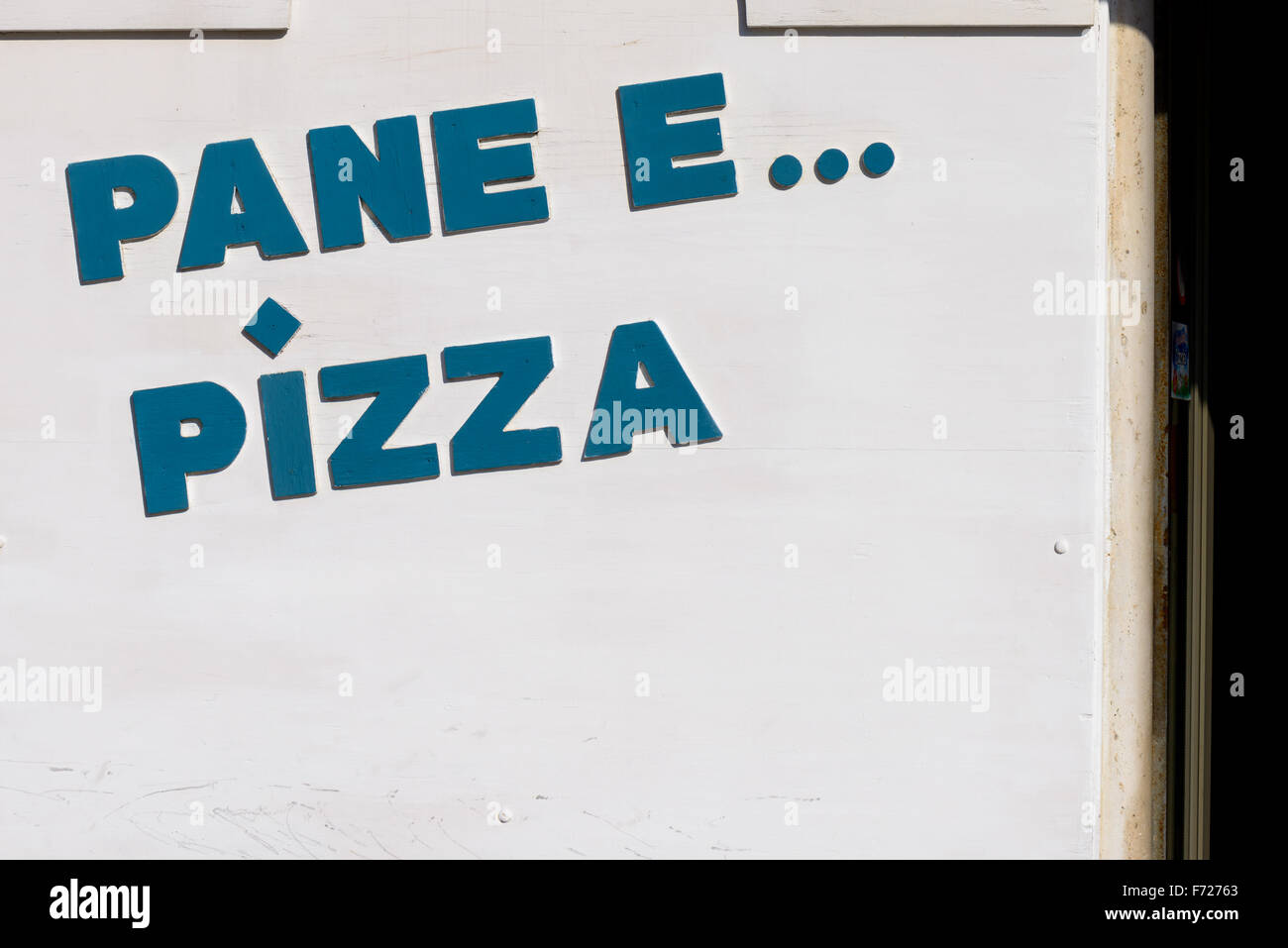 Pane e pizza sign, bread and pizza Stock Photo - Alamy