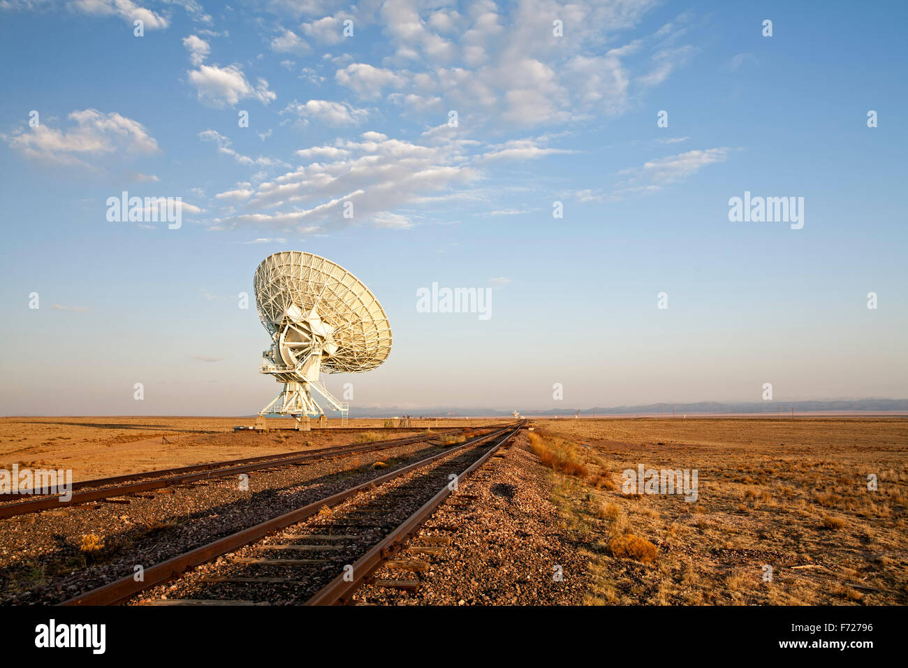 Radio telescope and tracks, Very Large Array (VLA), San Agustin Plains ...