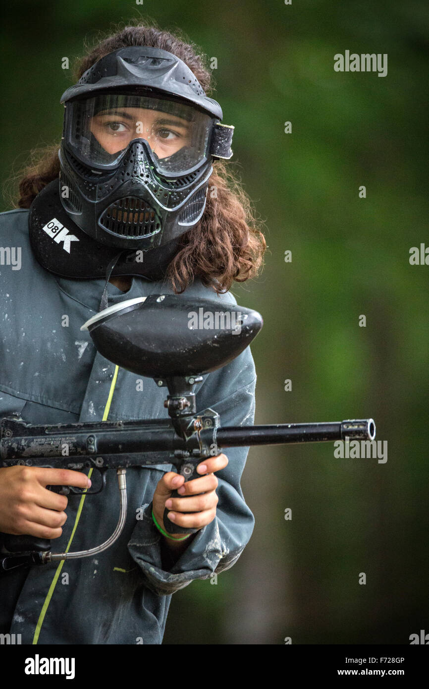 A paintball player girl at work. Jeune fille joueuse de paintball en ...
