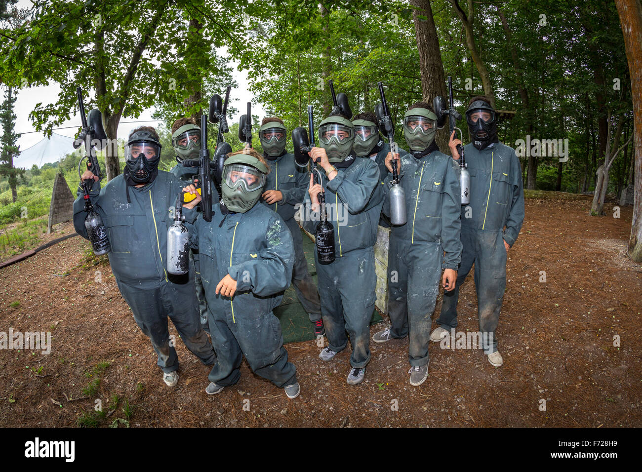 A team of teenagers ready to play a paintballing party. Équipe d ...