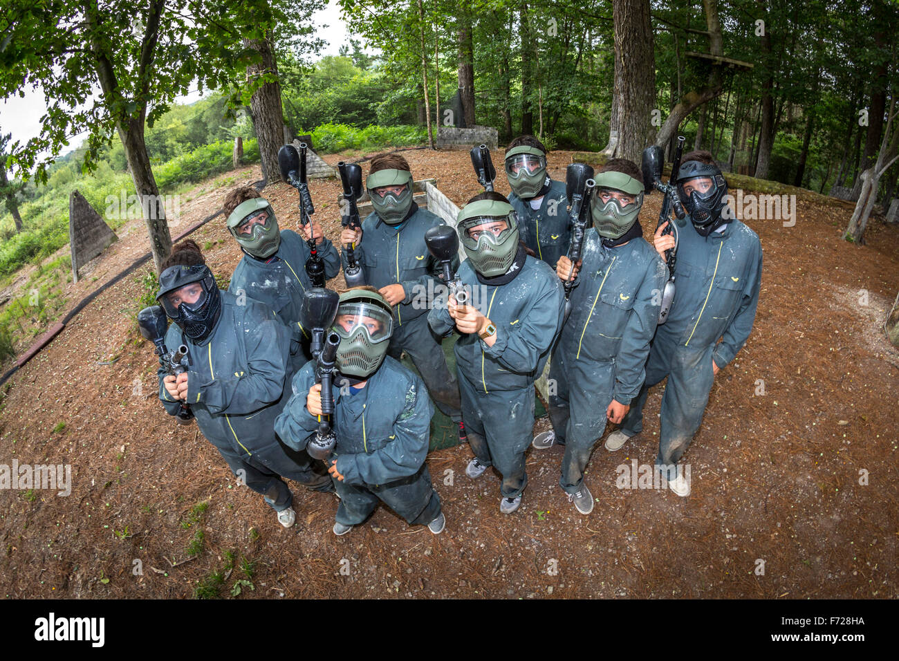 A team of teenagers ready to play a paintballing party. Équipe d ...