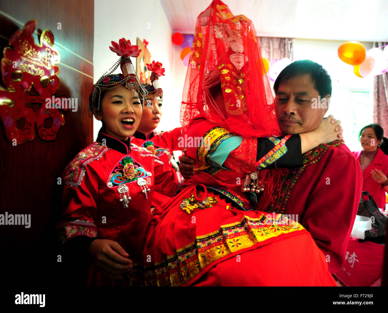 Jinhua, China's Zhejiang Province. 23rd Nov, 2015. Lan Yunli (C), bride ...