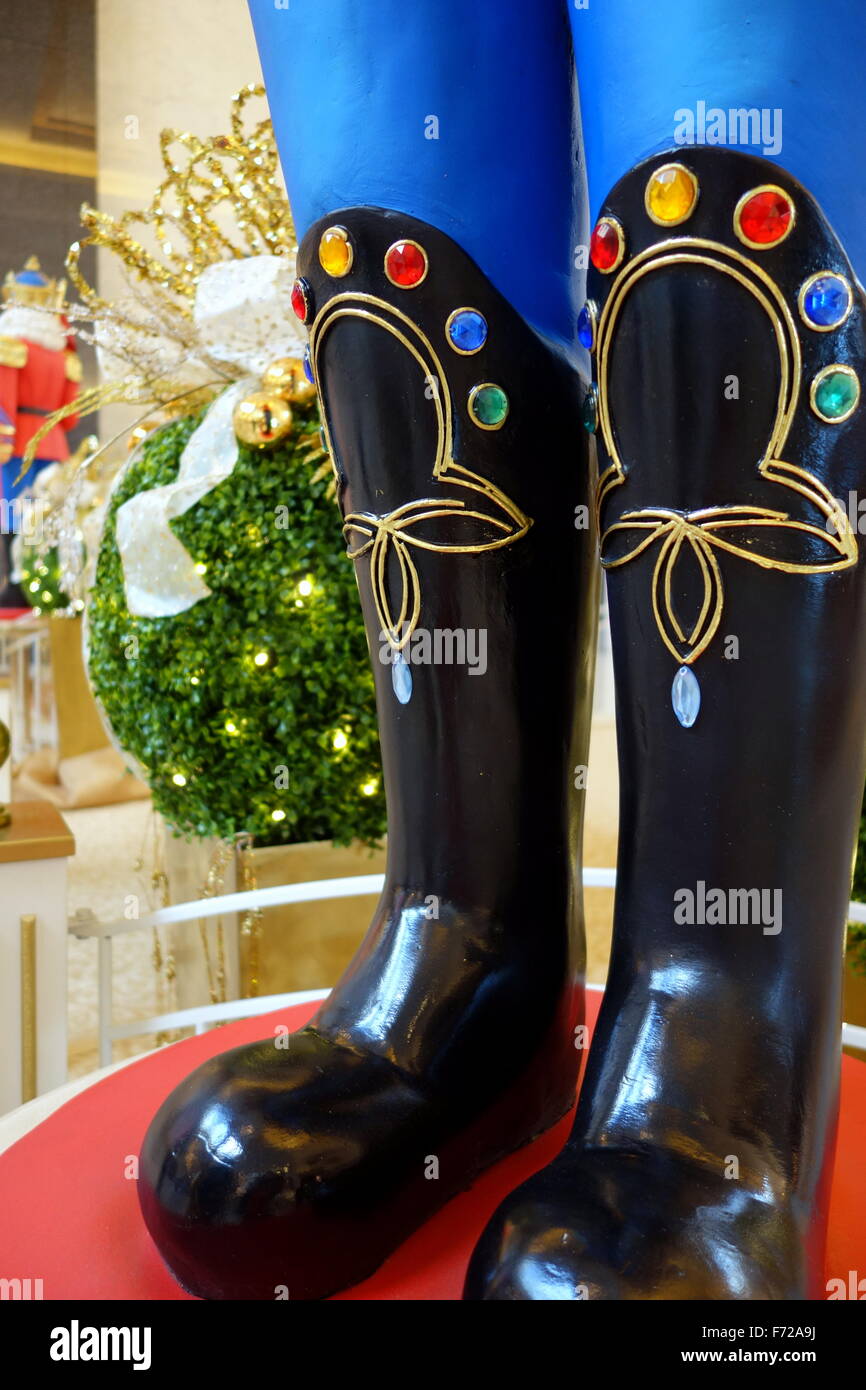 Red and gold nutcracker hi-res stock photography and images - Alamy