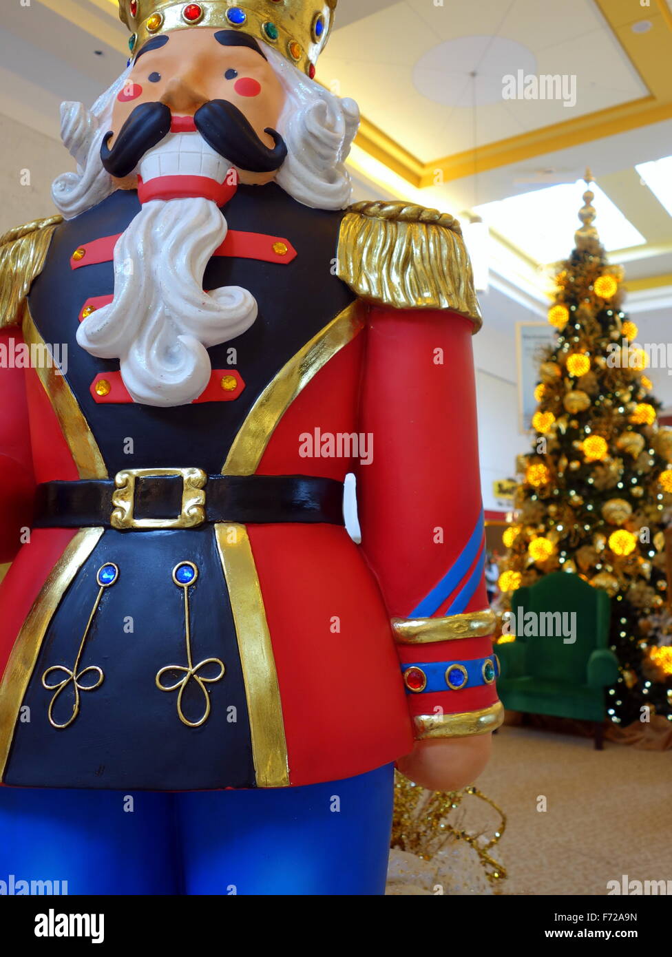 Gold nutcracker hi-res stock photography and images - Alamy